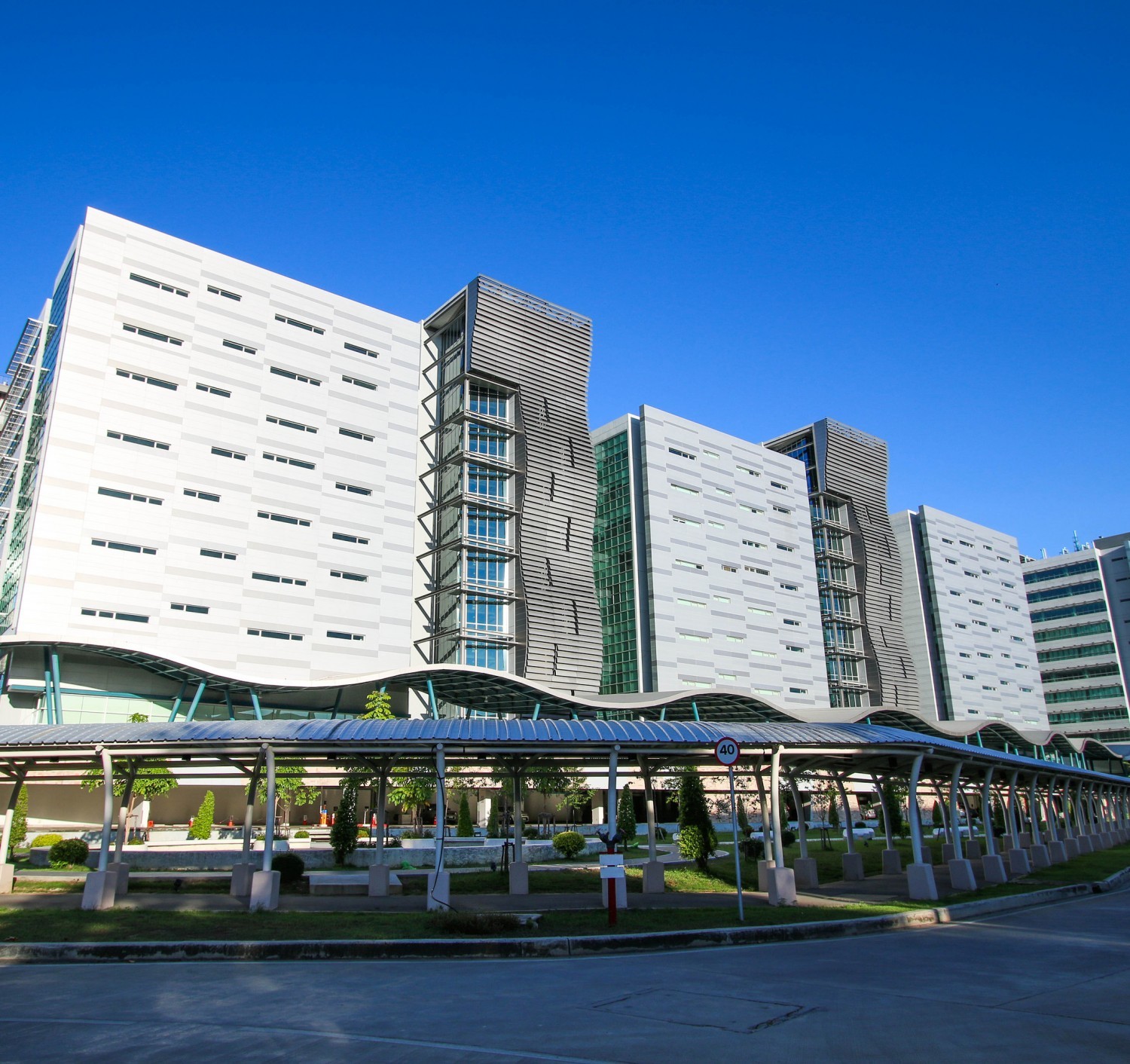 Large modern office building with blue sky. - Promanas Group